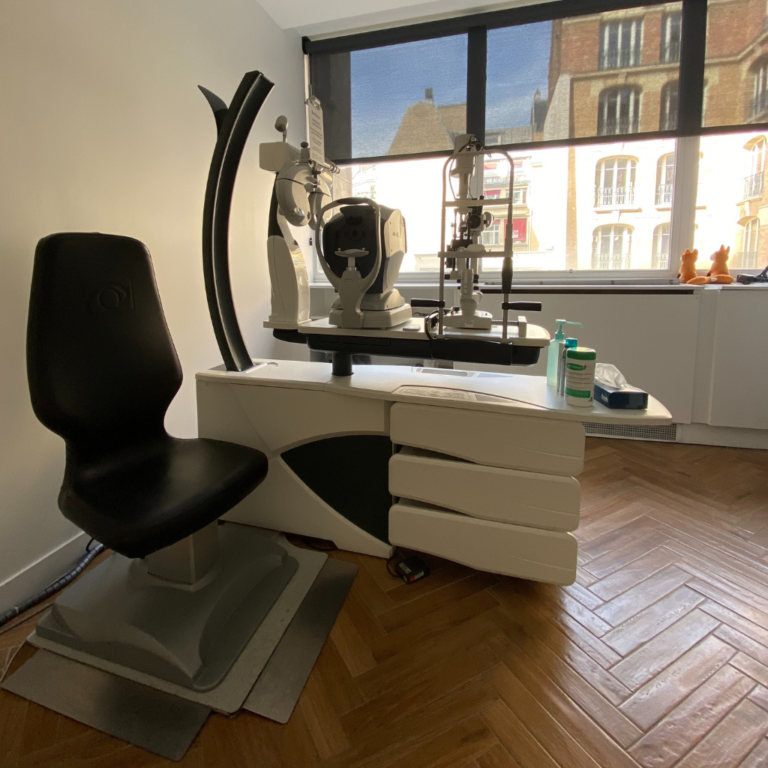 The difference between an orthoptist and an ophthalmologist?